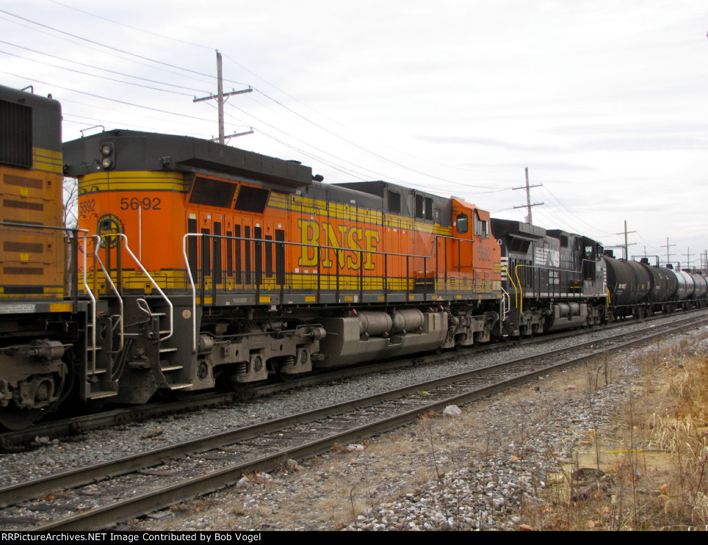 BNSF 5692